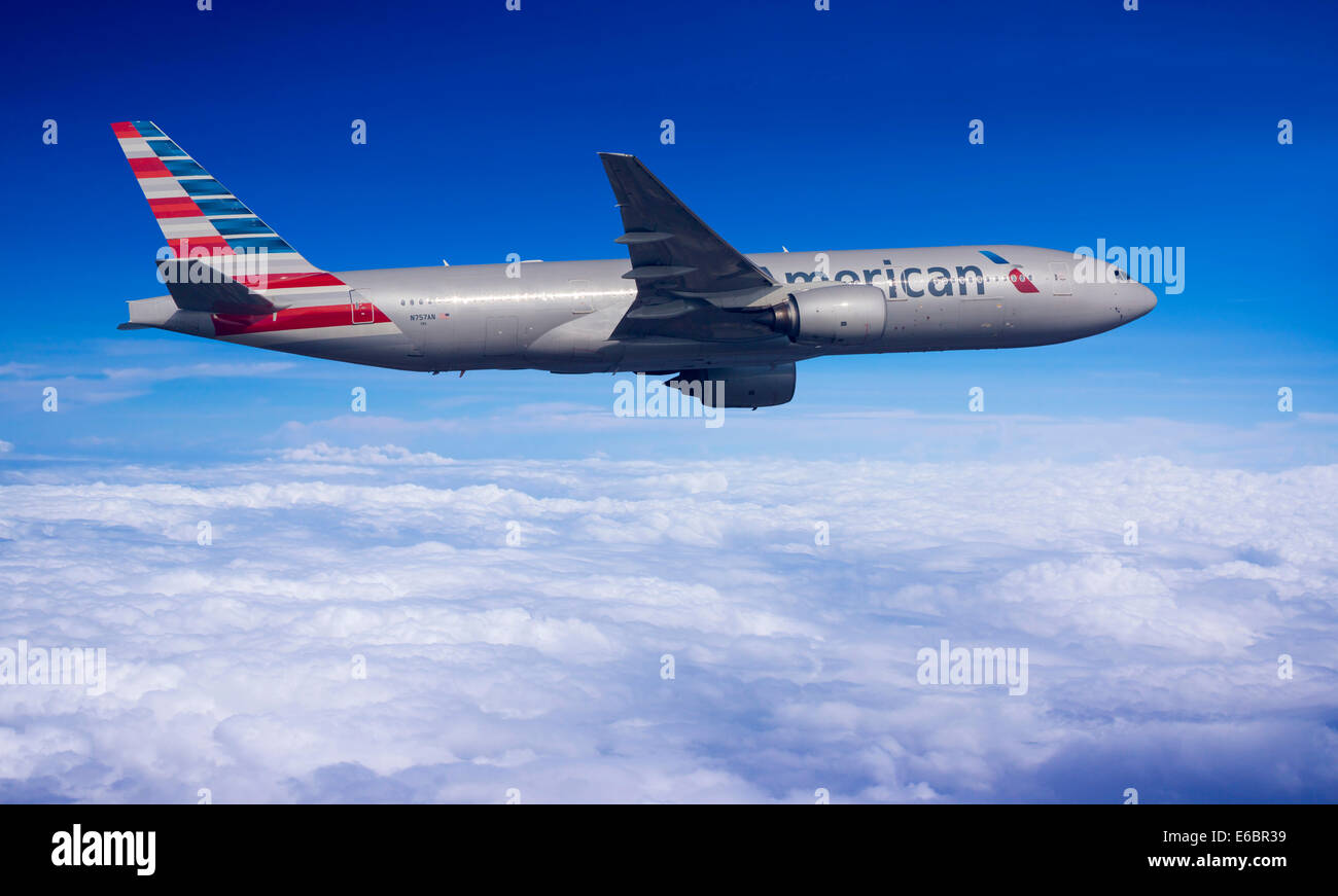American Airlines Boeing 777-223 ER in flight Stock Photo - Alamy