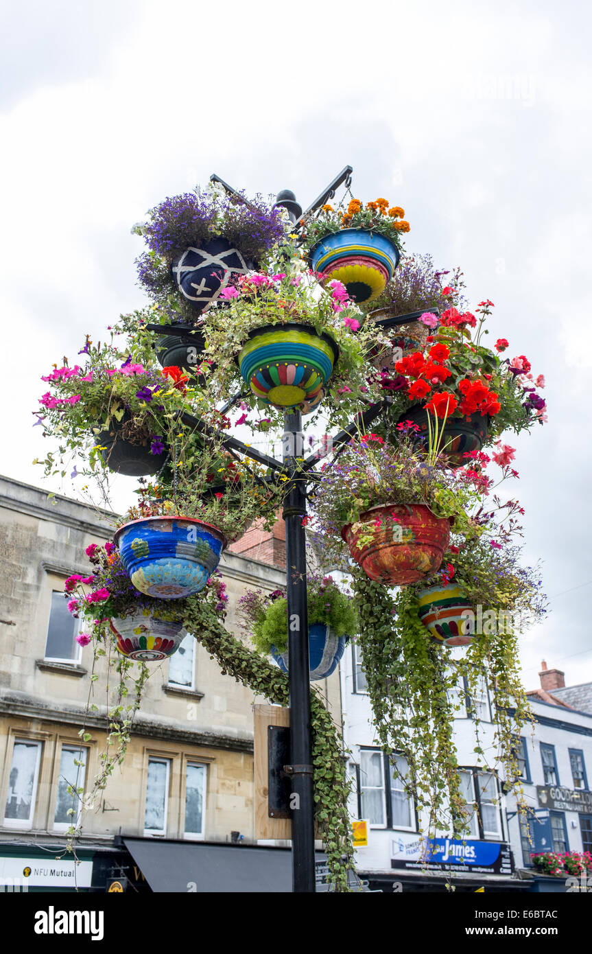 Hanging baskets hi-res stock photography and images - Alamy