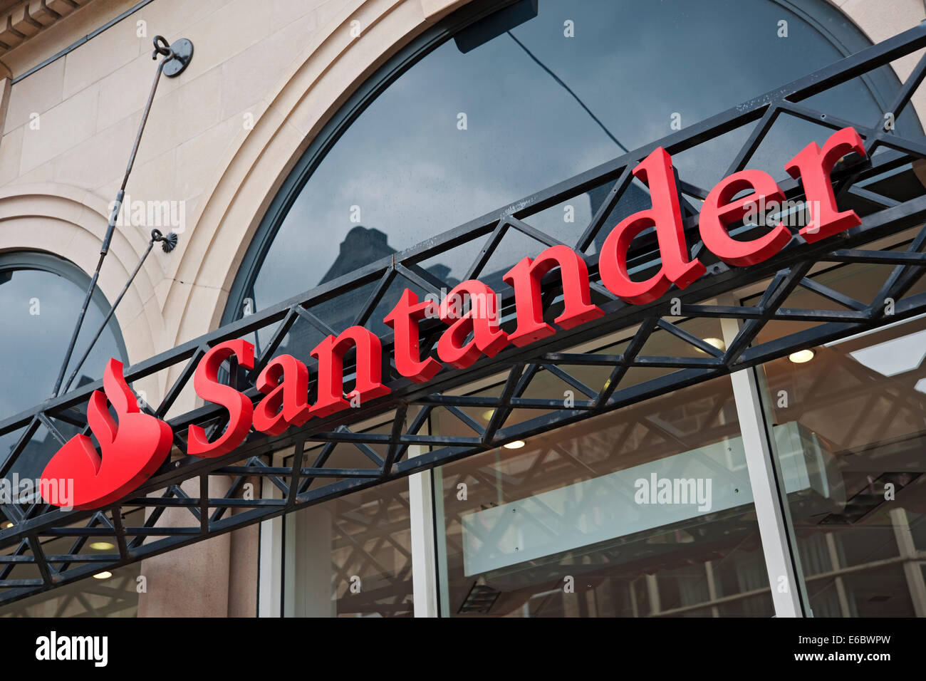 Santander bank branch high street hi-res stock photography and images ...