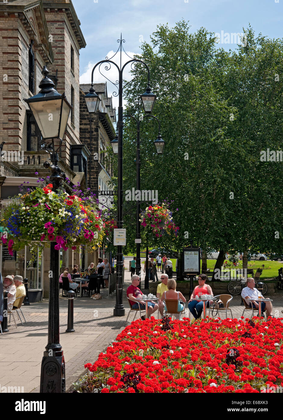 Harrogate town centre people hi-res stock photography and images - Alamy