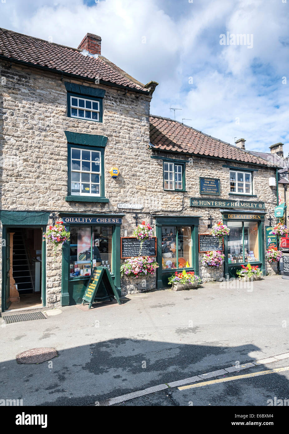 Helmsley market square yorkshire hi-res stock photography and images ...