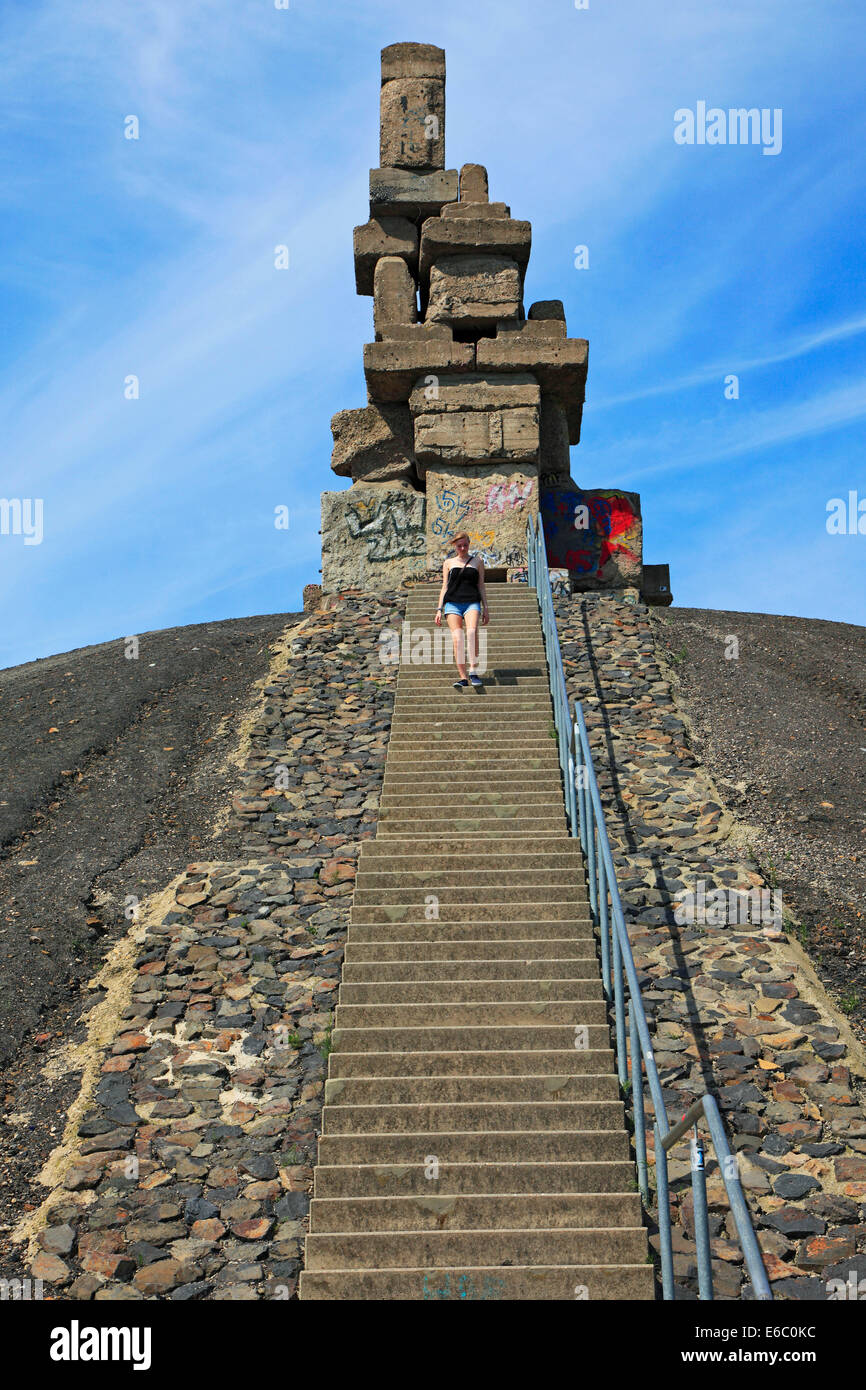 Route der Industriekultur, Halde Rheinelbe mit Himmelstreppe von Herman ...