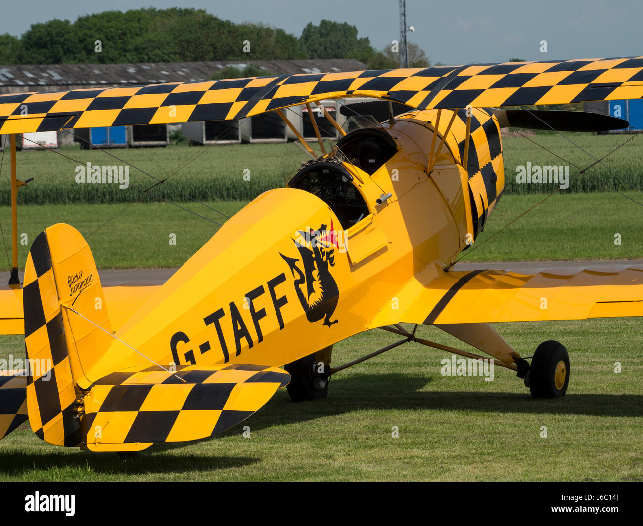 Vintage training aircraft hi-res stock photography and images - Alamy