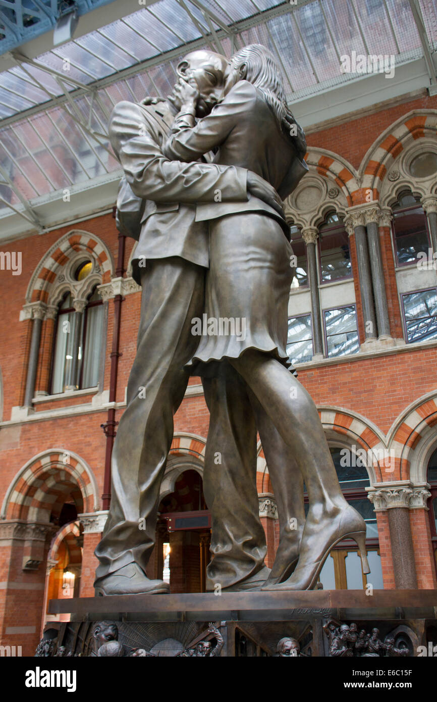 Lovers Embrace Statue