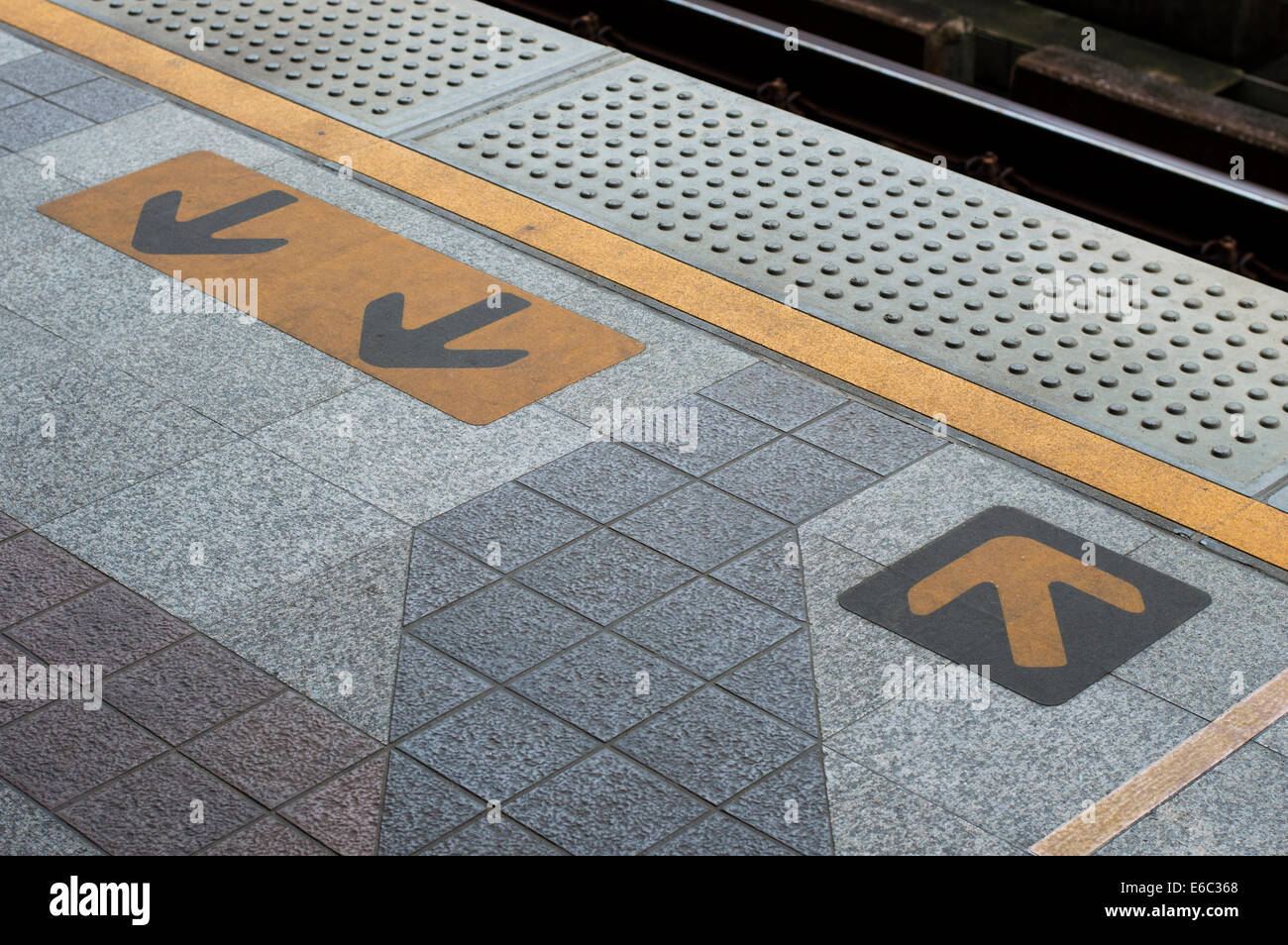 Sign arrow subway hi-res stock photography and images - Alamy