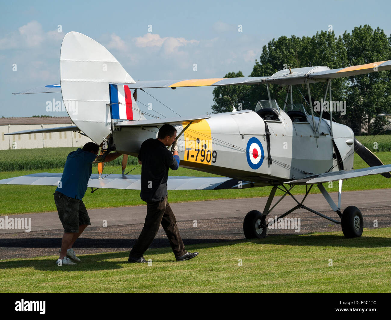 Tiger moth aircraft ww2 hi-res stock photography and images - Alamy