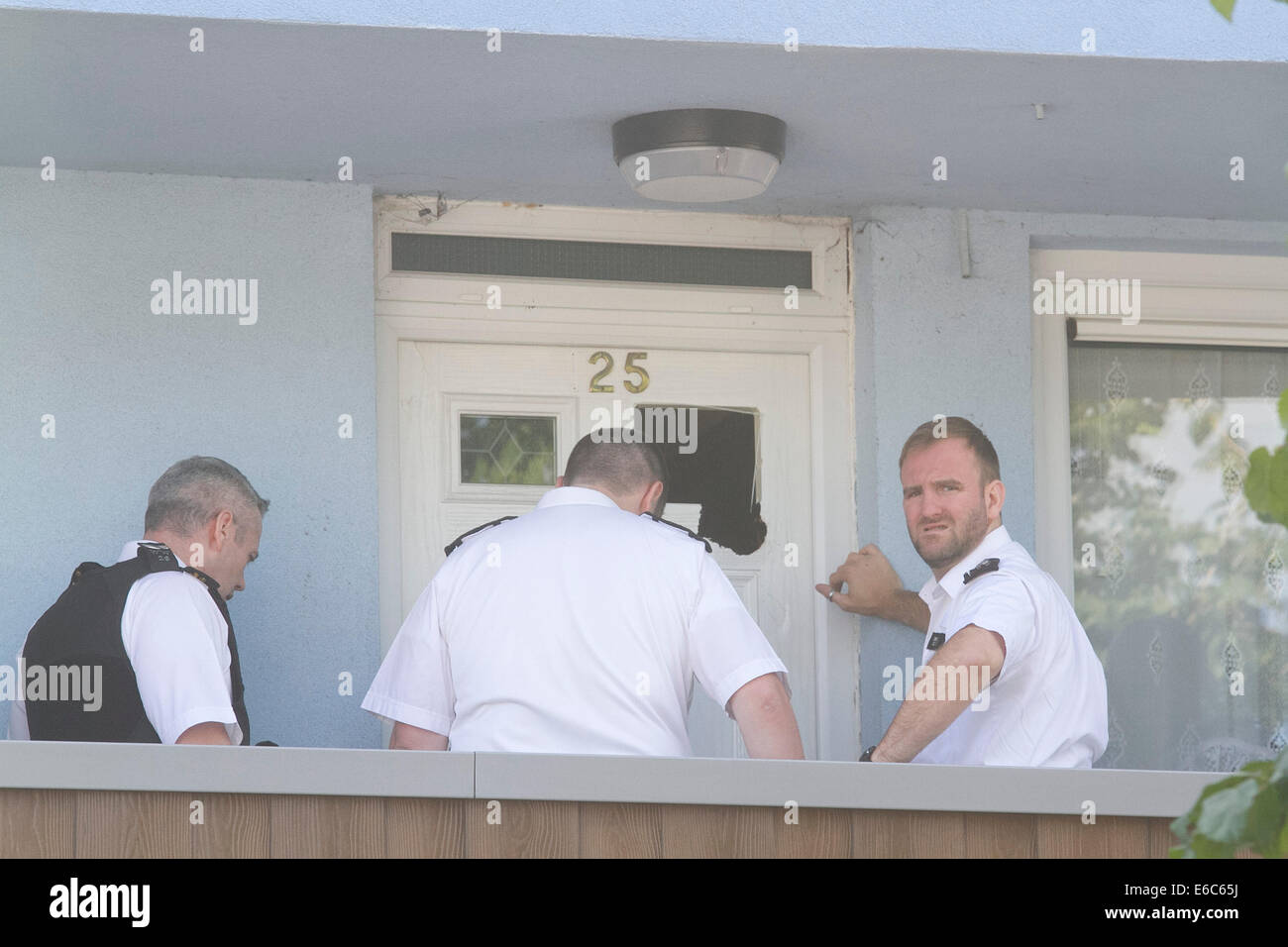 Police break down door hi-res stock photography and images - Alamy