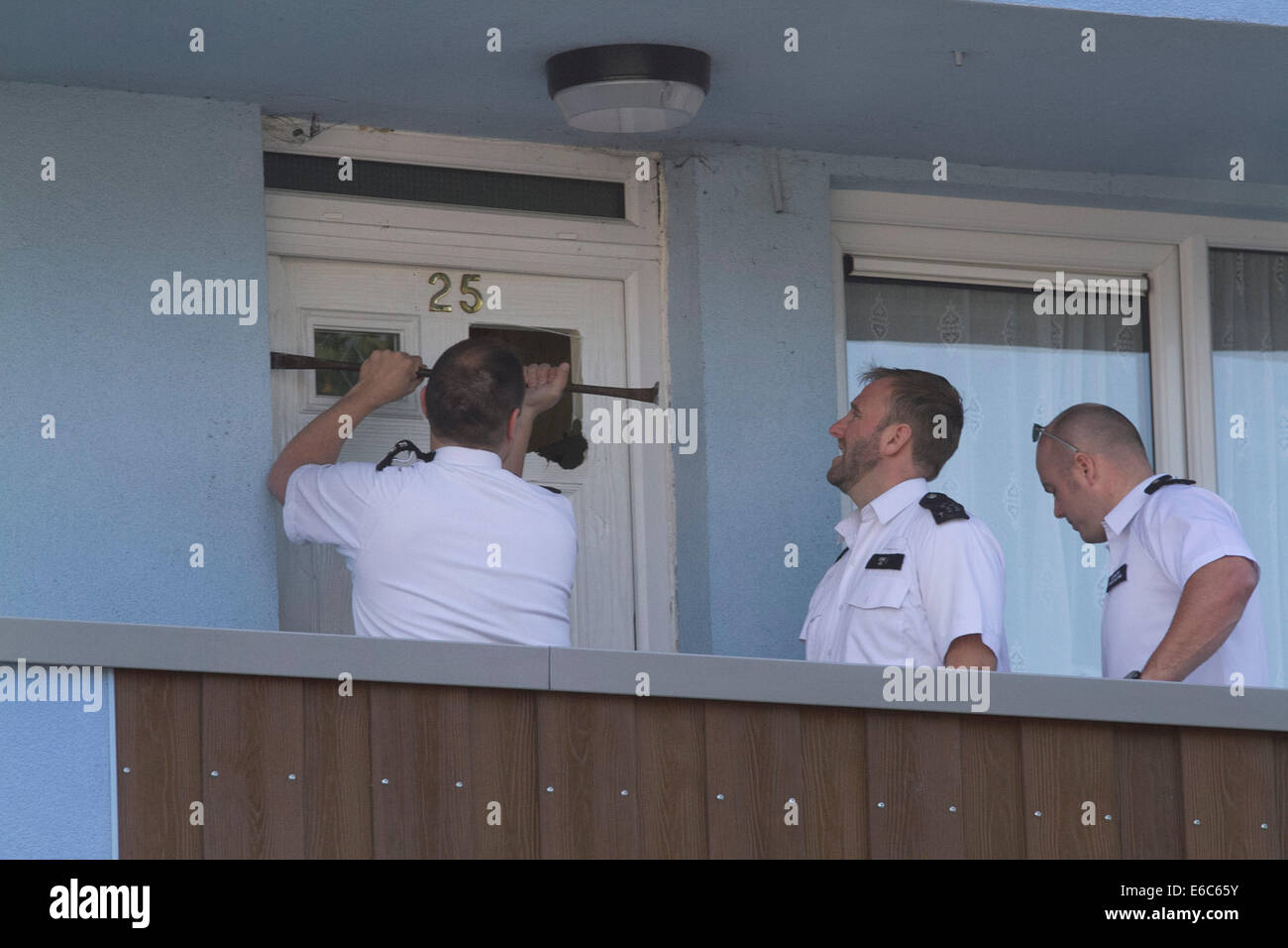 Police break door uk hi-res stock photography and images - Alamy