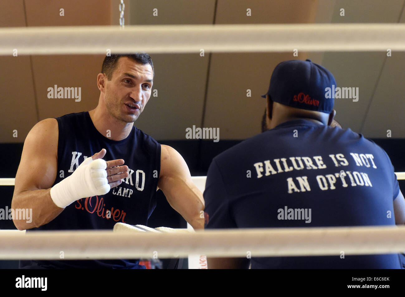 Boxing coach Johnathon Banks (R) talks to professional boxer Wladimir ...