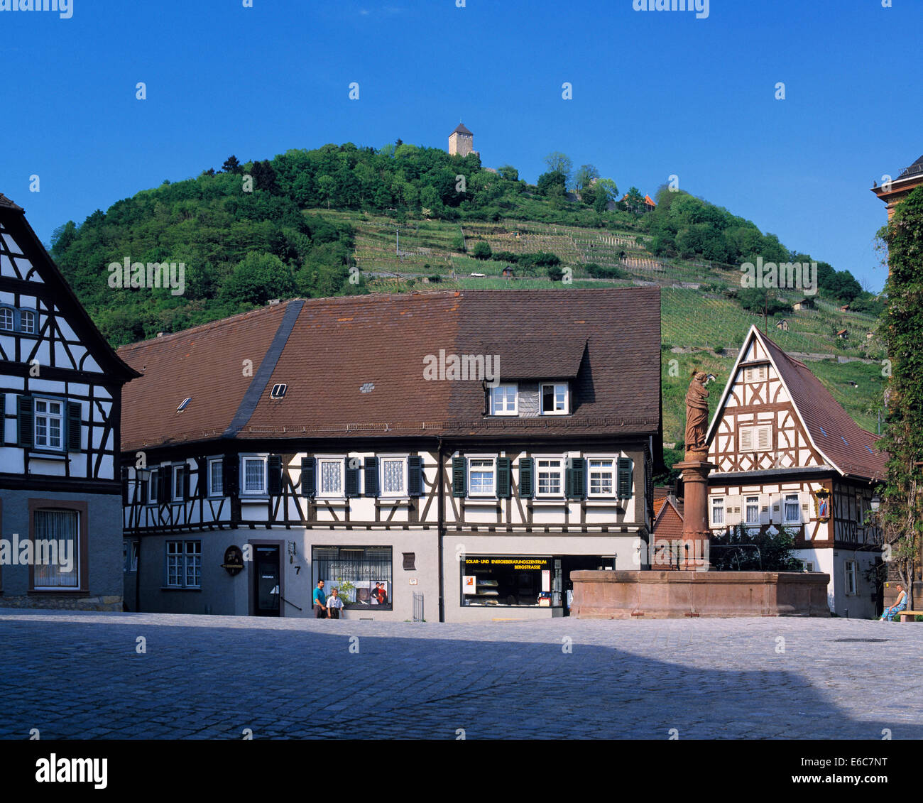 Marktplatz mit Marktbrunnen, Fachwerkhaeuser, Starkenburg auf dem ...