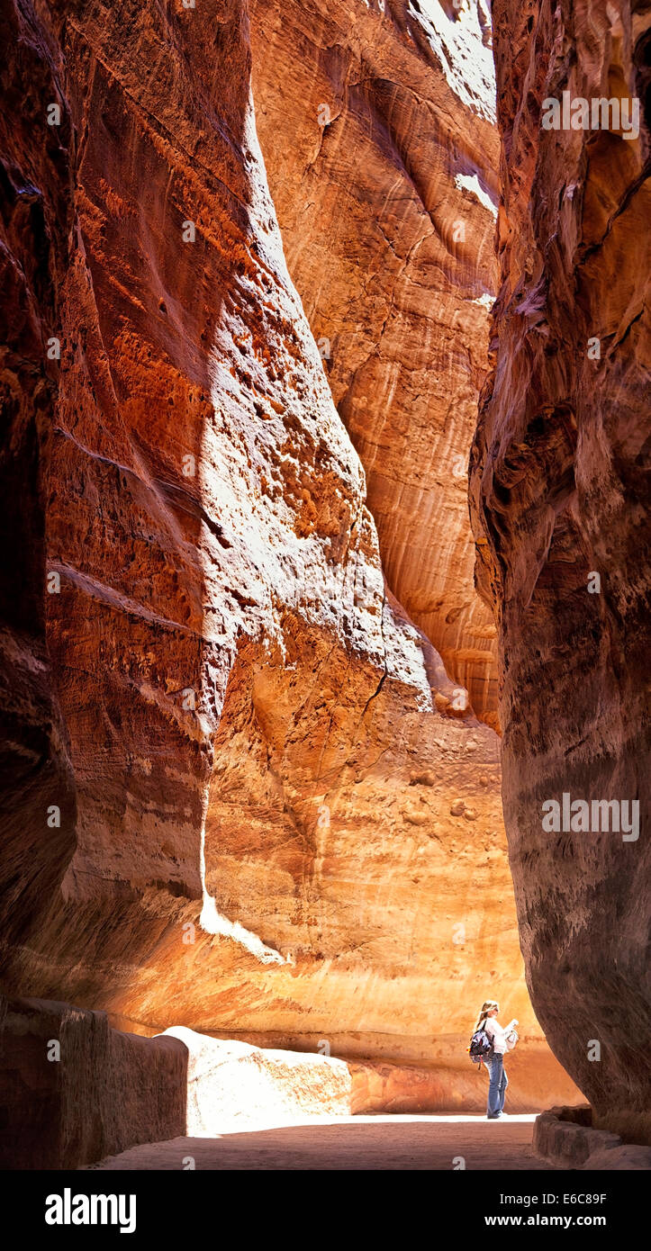 Canyon (Al-Siq) to the ancient city of Petra in Jordan Stock Photo - Alamy