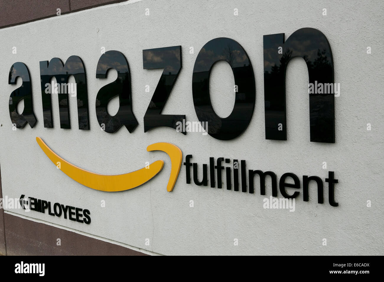 Amazon logo fulfillment centre hi-res stock photography and images - Alamy