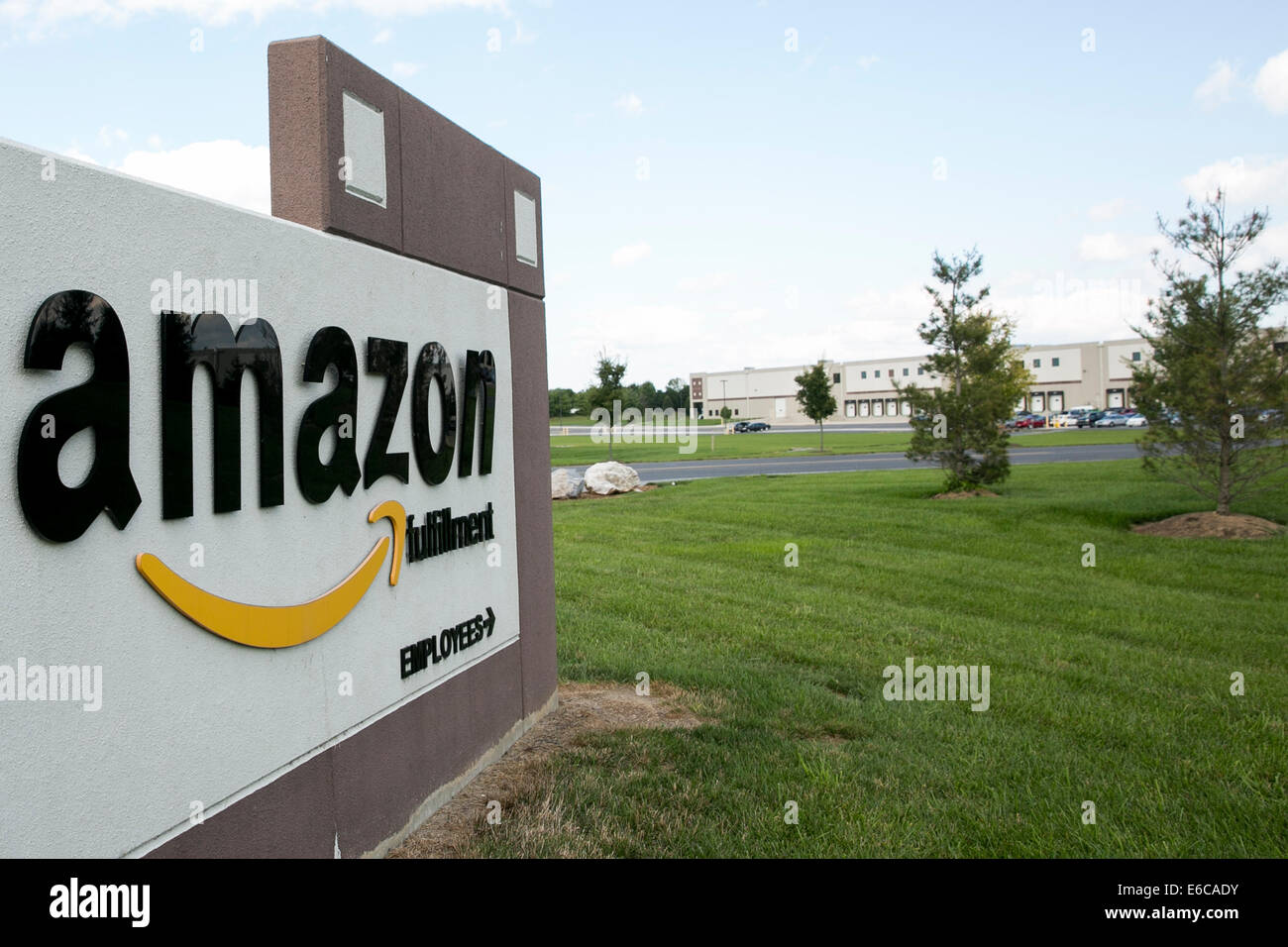 Amazon logo fulfillment centre hi-res stock photography and images - Alamy