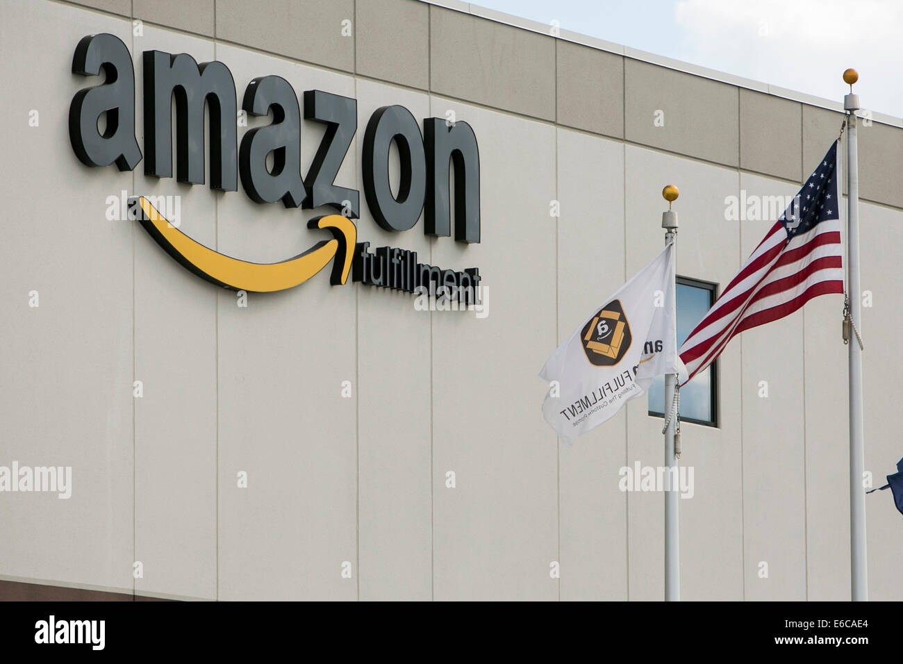 Amazon logo fulfillment centre hi-res stock photography and images - Alamy