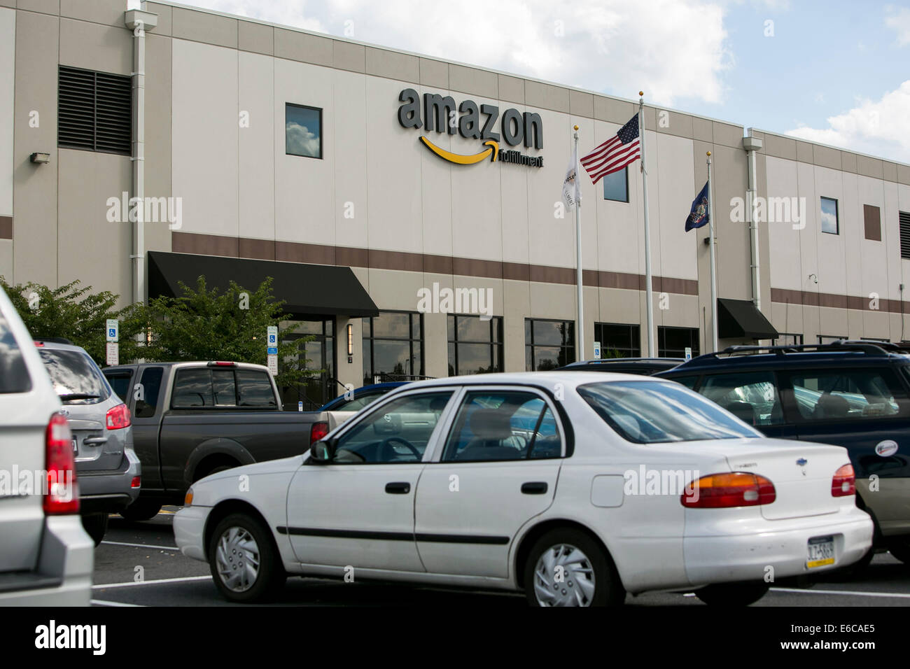 Amazon logo fulfillment centre hi-res stock photography and images - Alamy