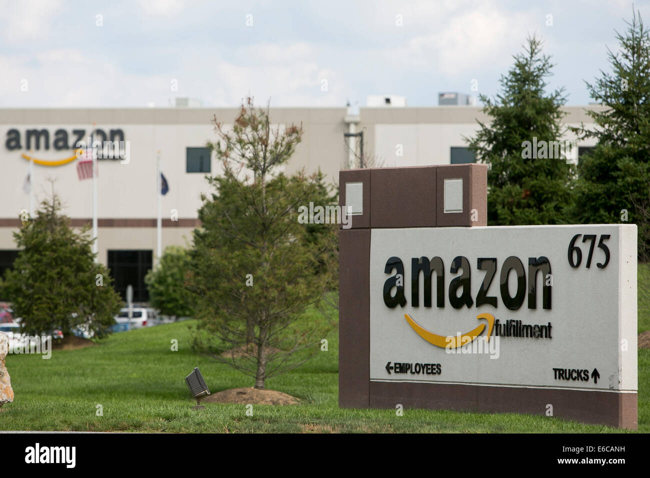 Amazon logo fulfillment centre hi-res stock photography and images - Alamy