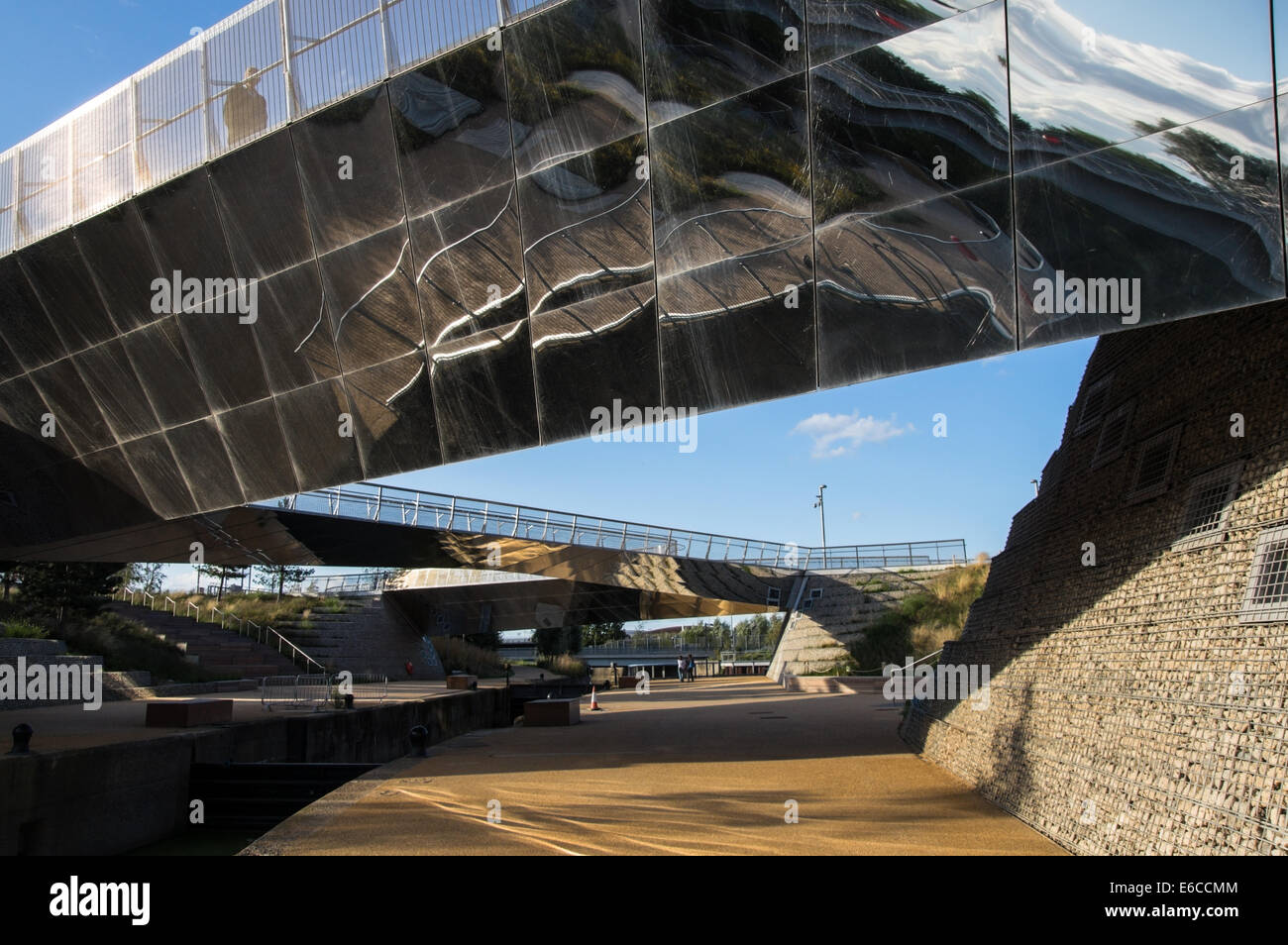 Footbridge foot pedestrian bridge hi-res stock photography and images ...
