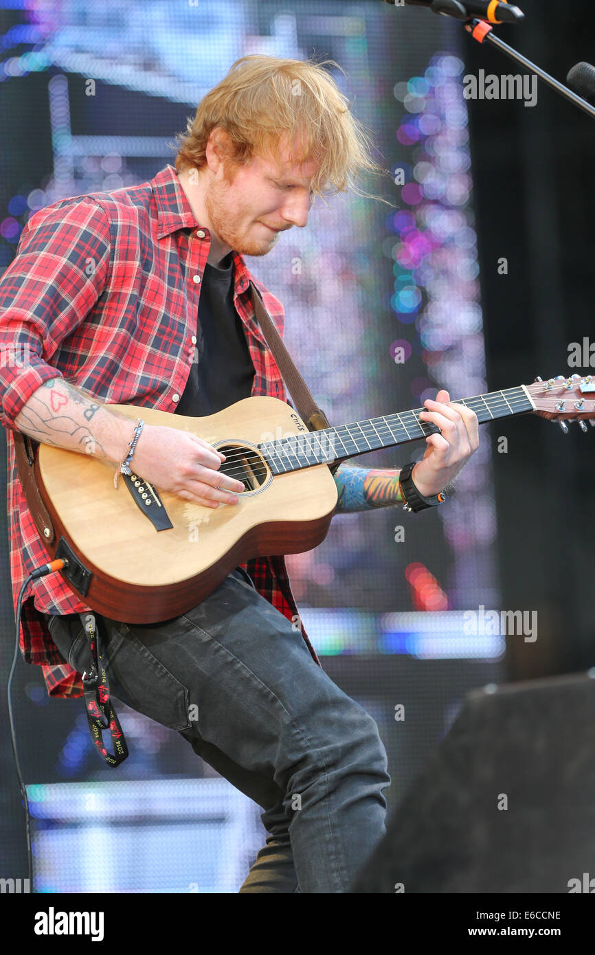 Ed sheeran performing hi-res stock photography and images - Alamy