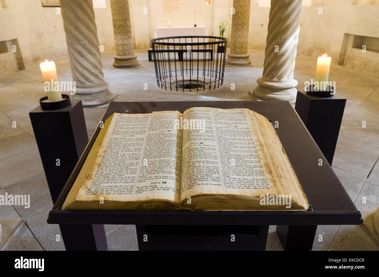 Old vintage open holy bible hi-res stock photography and images - Alamy