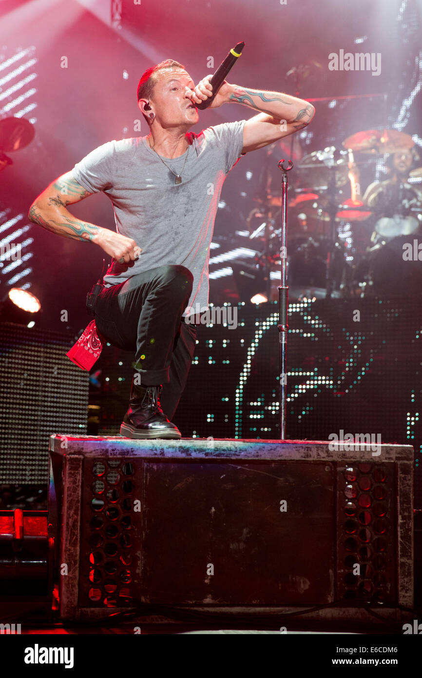 Aug. 18, 2014 - Holmdel, New Jersey, U.S - Vocalist CHESTER BENNINGTON ...