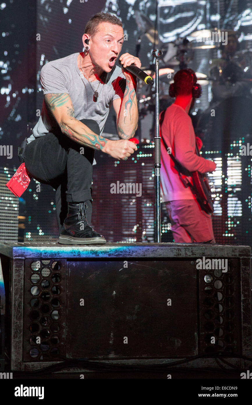 Aug. 18, 2014 - Holmdel, New Jersey, U.S - Vocalist CHESTER BENNINGTON ...