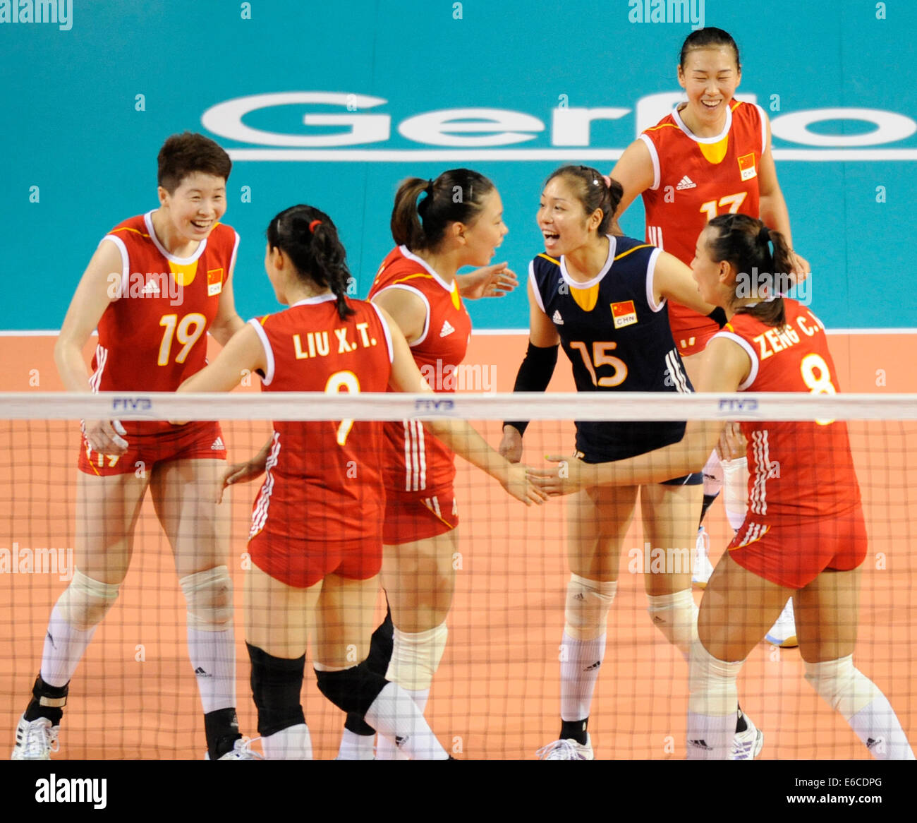 Chinese volleyball players celebrate during hi-res stock photography ...