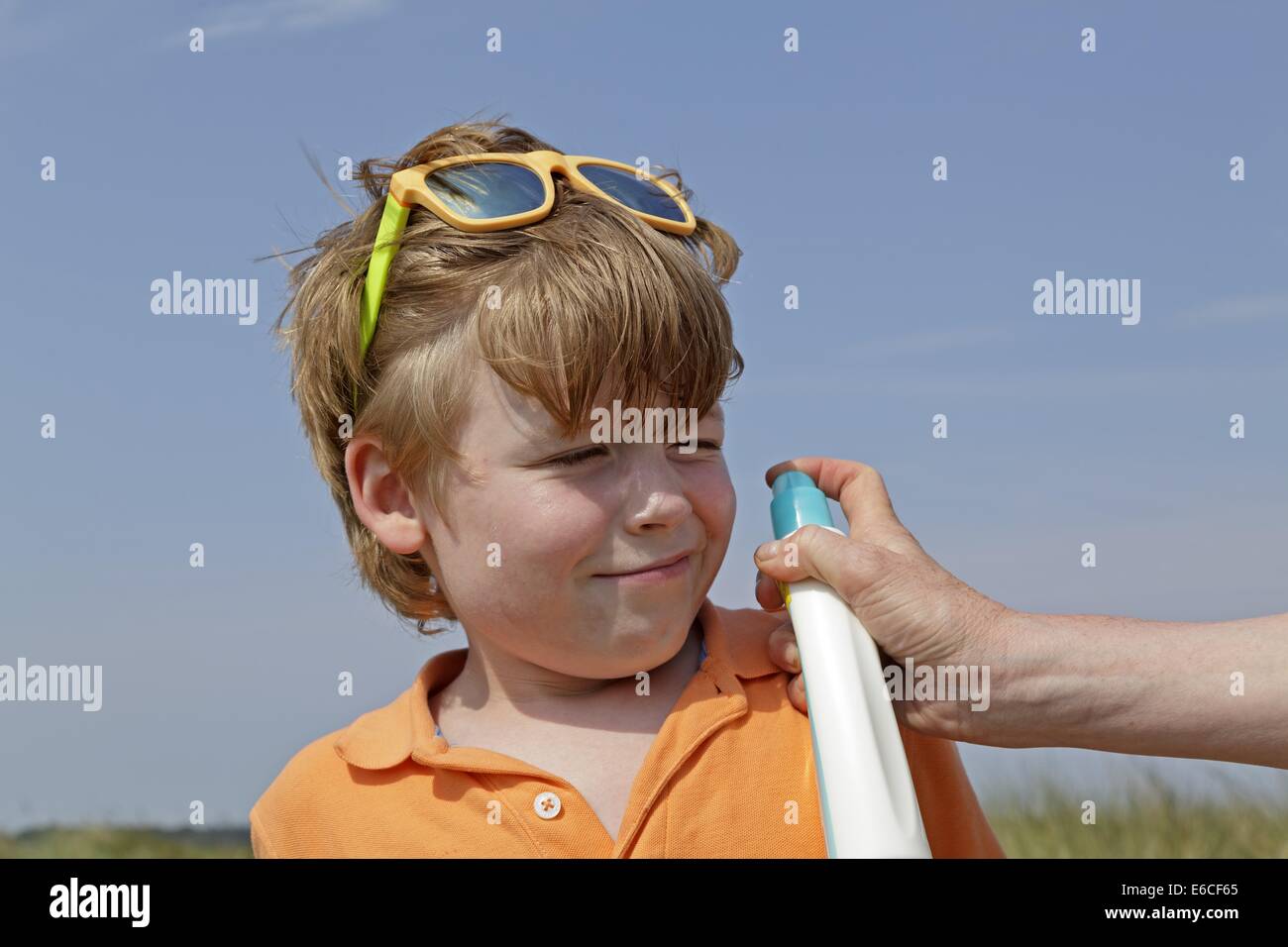 Applying sunscreen children hi-res stock photography and images - Alamy