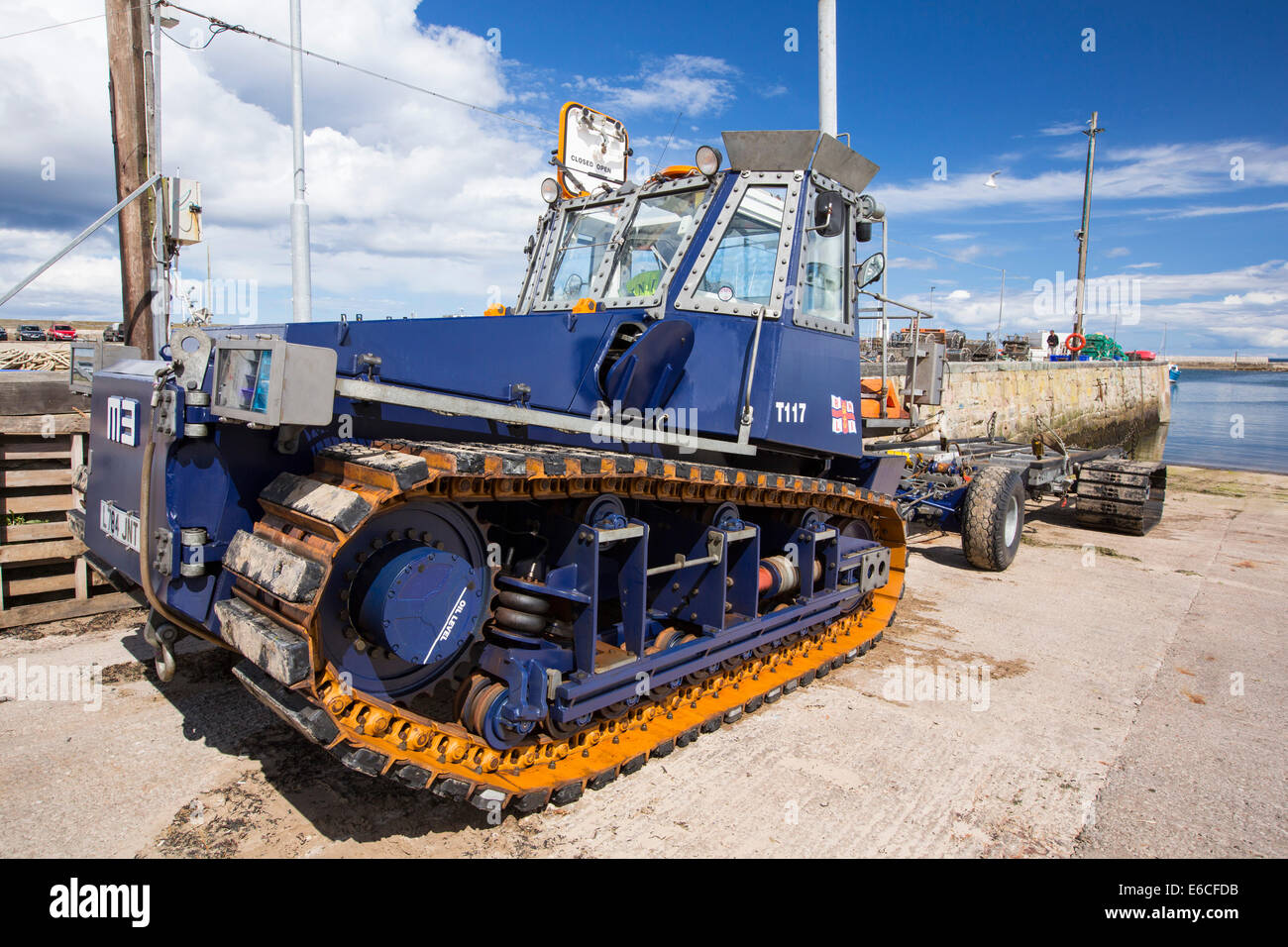 Rnli lifeboat and launch tractor hi-res stock photography and images ...