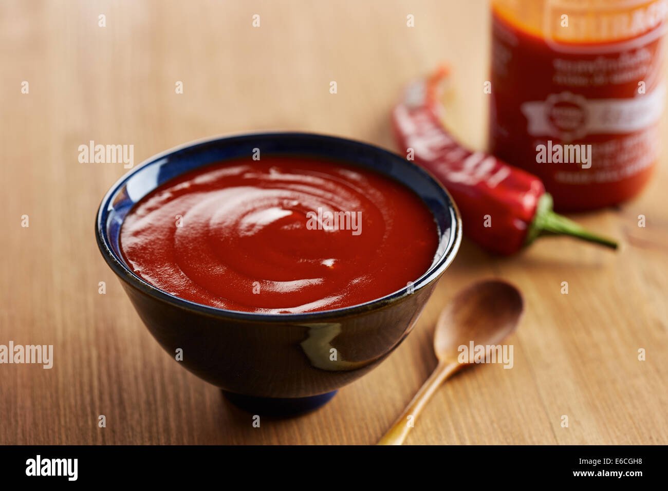 Bowl and bottle of sriracha sauce Stock Photo - Alamy