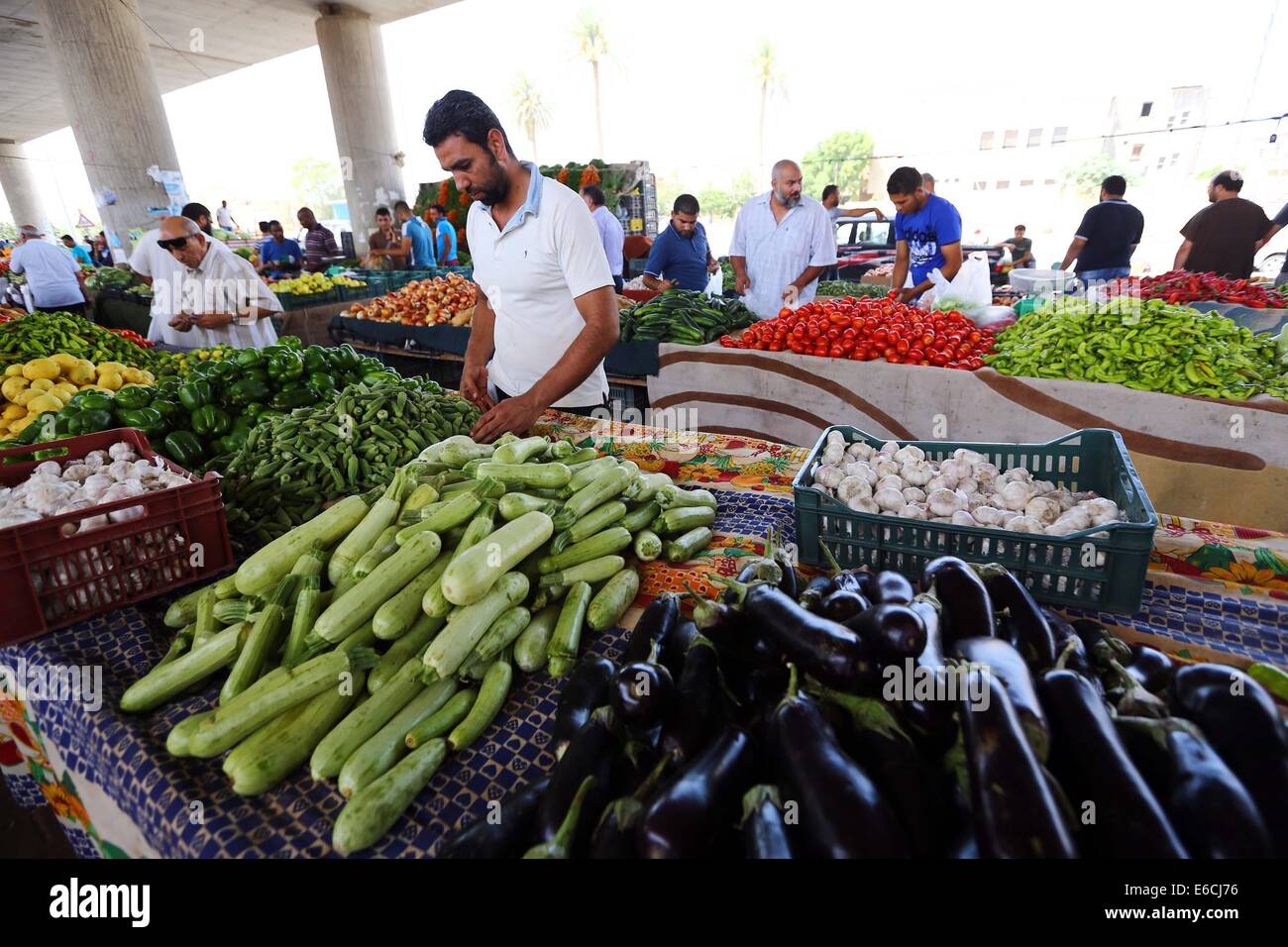 Libya vegetable market hi-res stock photography and images - Alamy