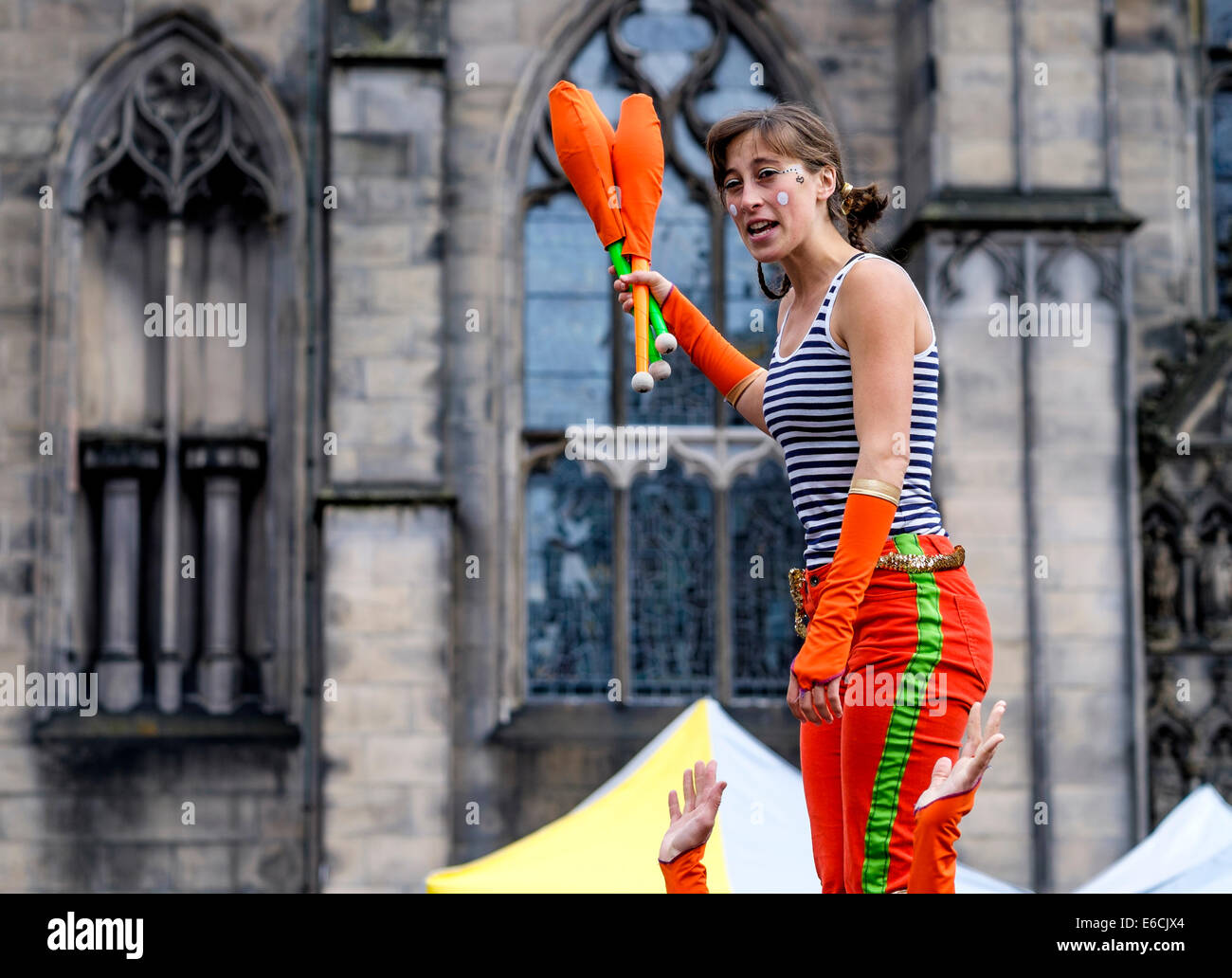 Open air juggler hi-res stock photography and images - Alamy
