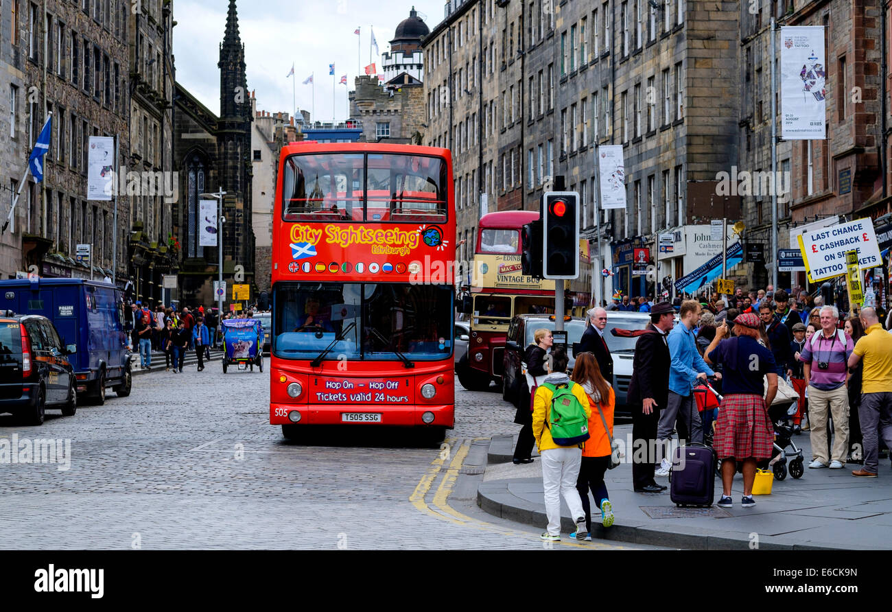 Tourist bus and crowds in the Lawnmarket Edinburgh during the Festival ...