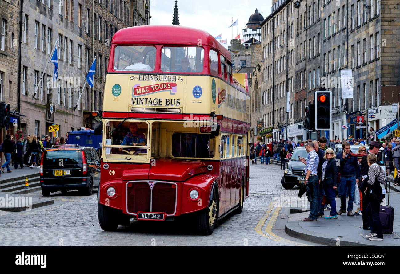 Tourist bus and crowds in the Lawnmarket Edinburgh during the Festival ...