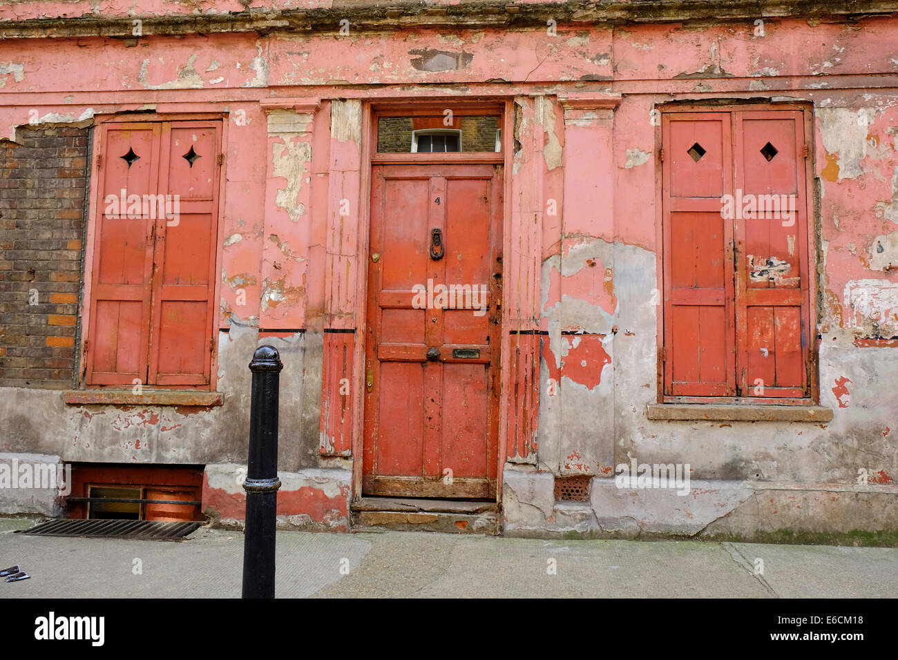 decaying building with peeling paint in Shoreditch Stock Photo - Alamy