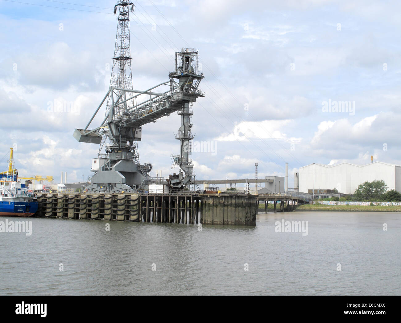 A dockside crane along the river Thames Stock Photo - Alamy