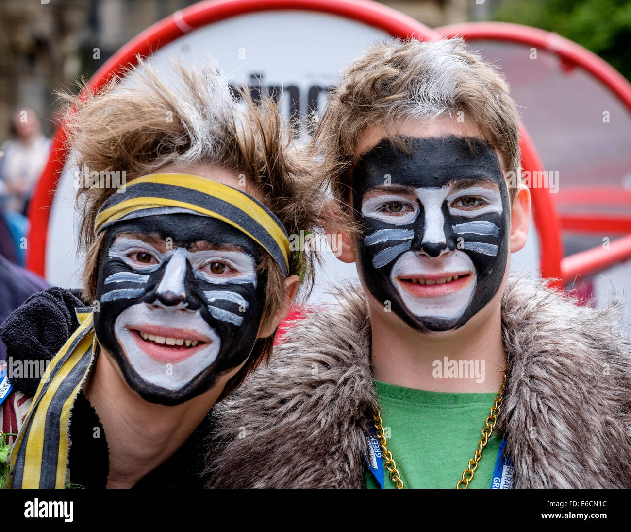 Fringe performers entertain and promote their show in the High Street ...