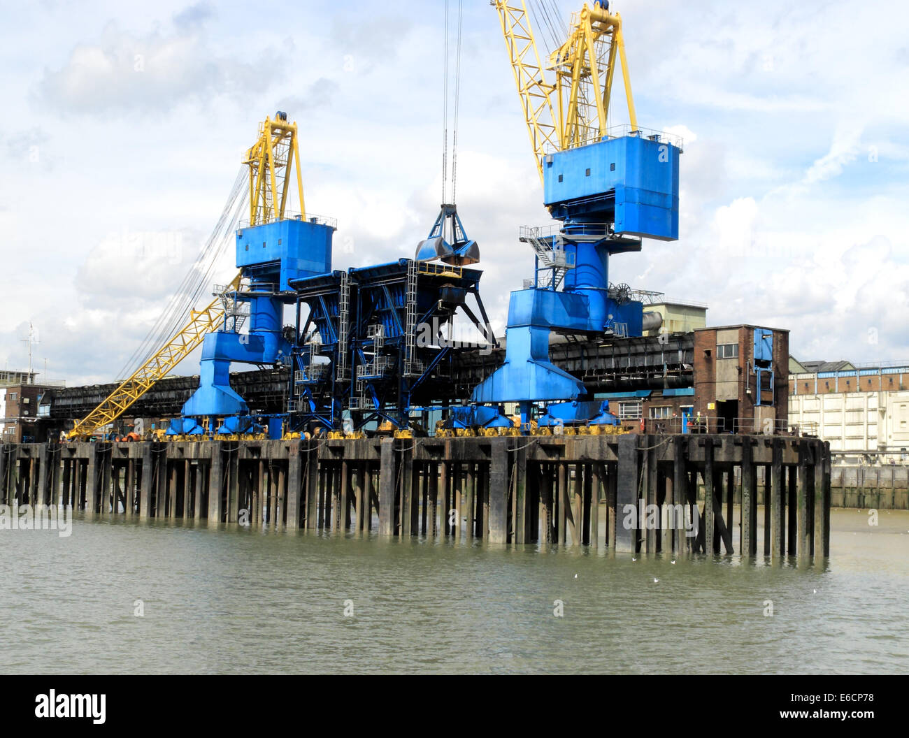 Dockside cranes at a processing plant alongside the river Thames Stock ...