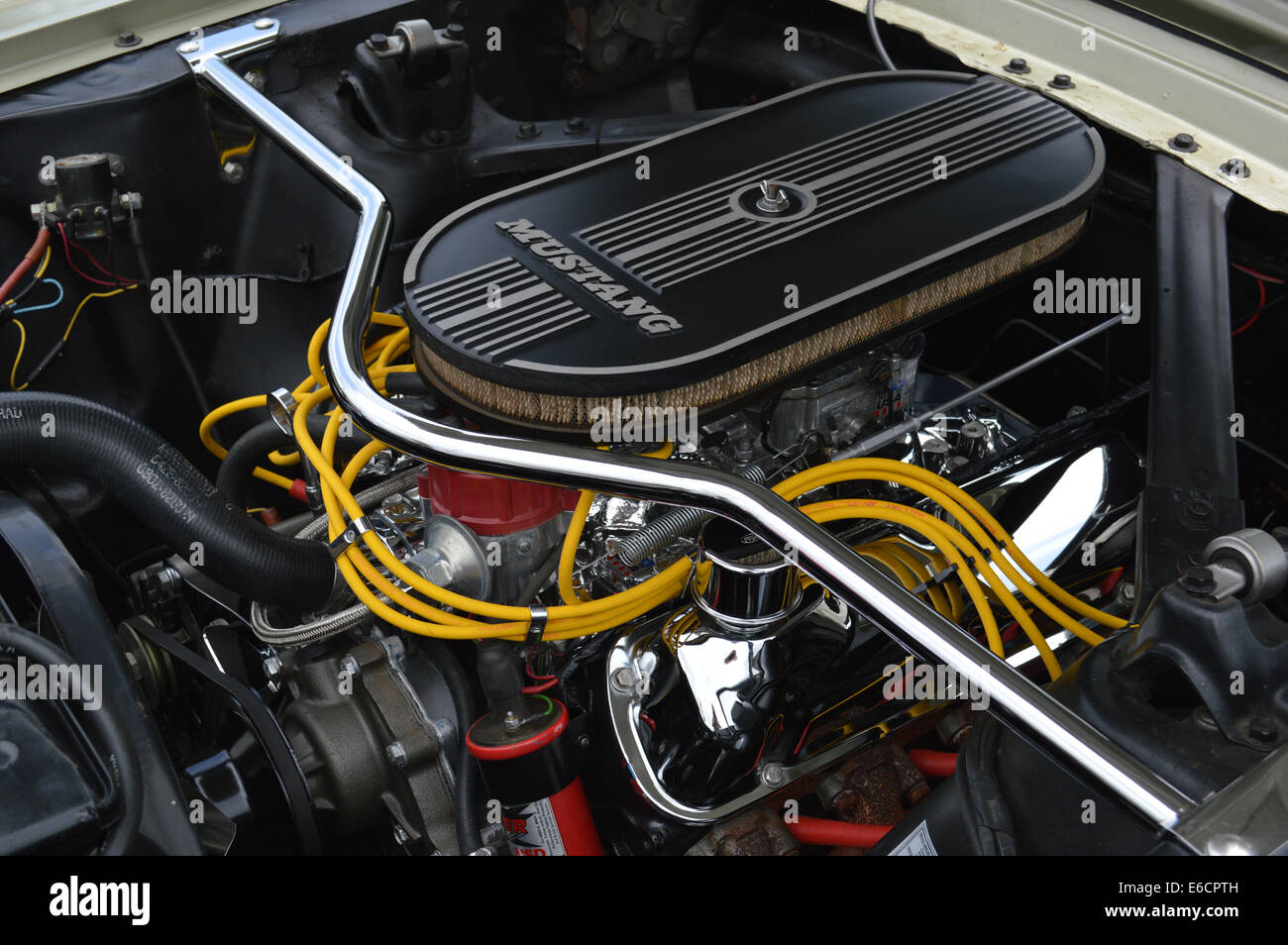A Ford Mustang Engine Stock Photo - Alamy