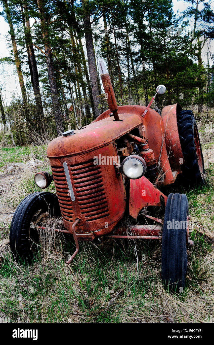 Rusty old farm tractor hi-res stock photography and images - Alamy