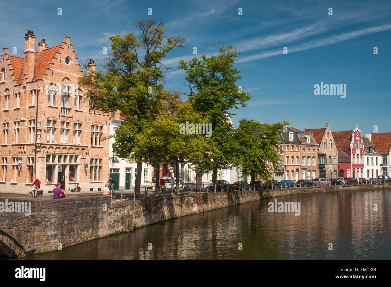 Canalside scene in the historic Hanseatic merchants quarter, Bruges ...
