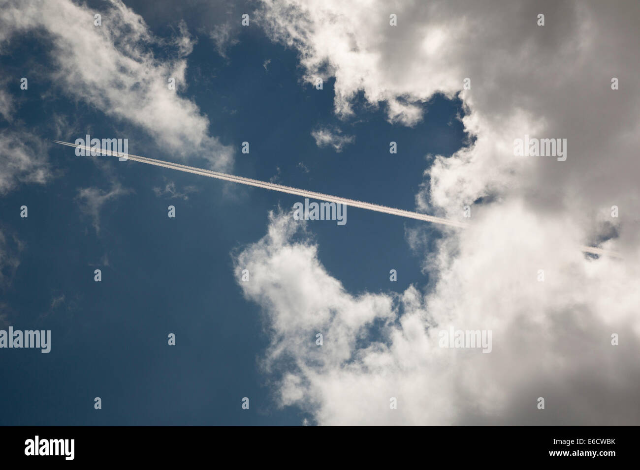 Jet contrail hi-res stock photography and images - Alamy