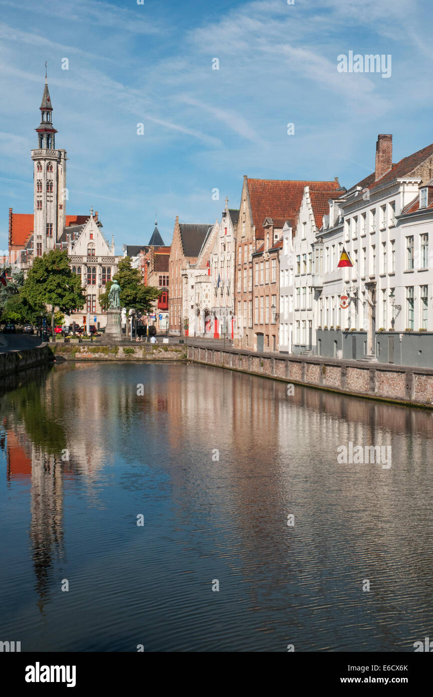 Historic Spiegelrei harbour in the Hanseatic merchants quarter, Bruges ...