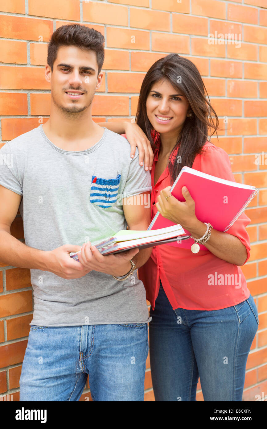 Campus couple hi-res stock photography and images - Alamy