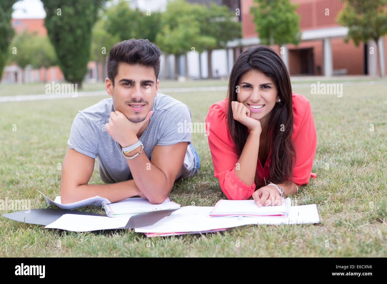 Campus couple hi-res stock photography and images - Alamy