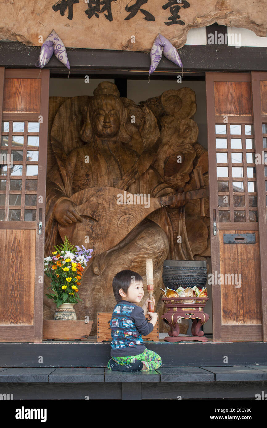 Praying boy statue hi-res stock photography and images - Alamy