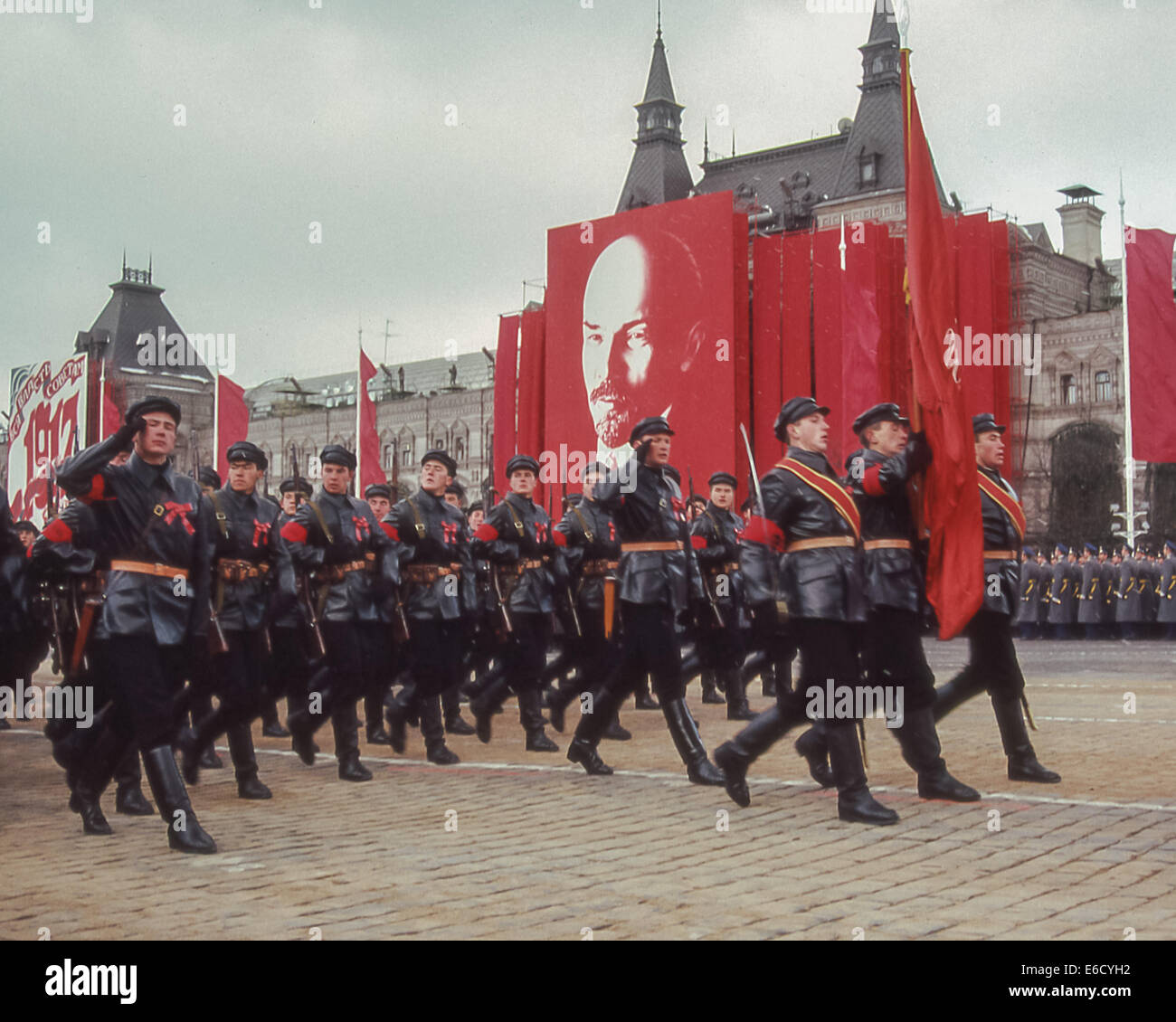 Moscow, Russia. 7th Nov, 1987. Troops dressed in uniforms from the 1917 ...