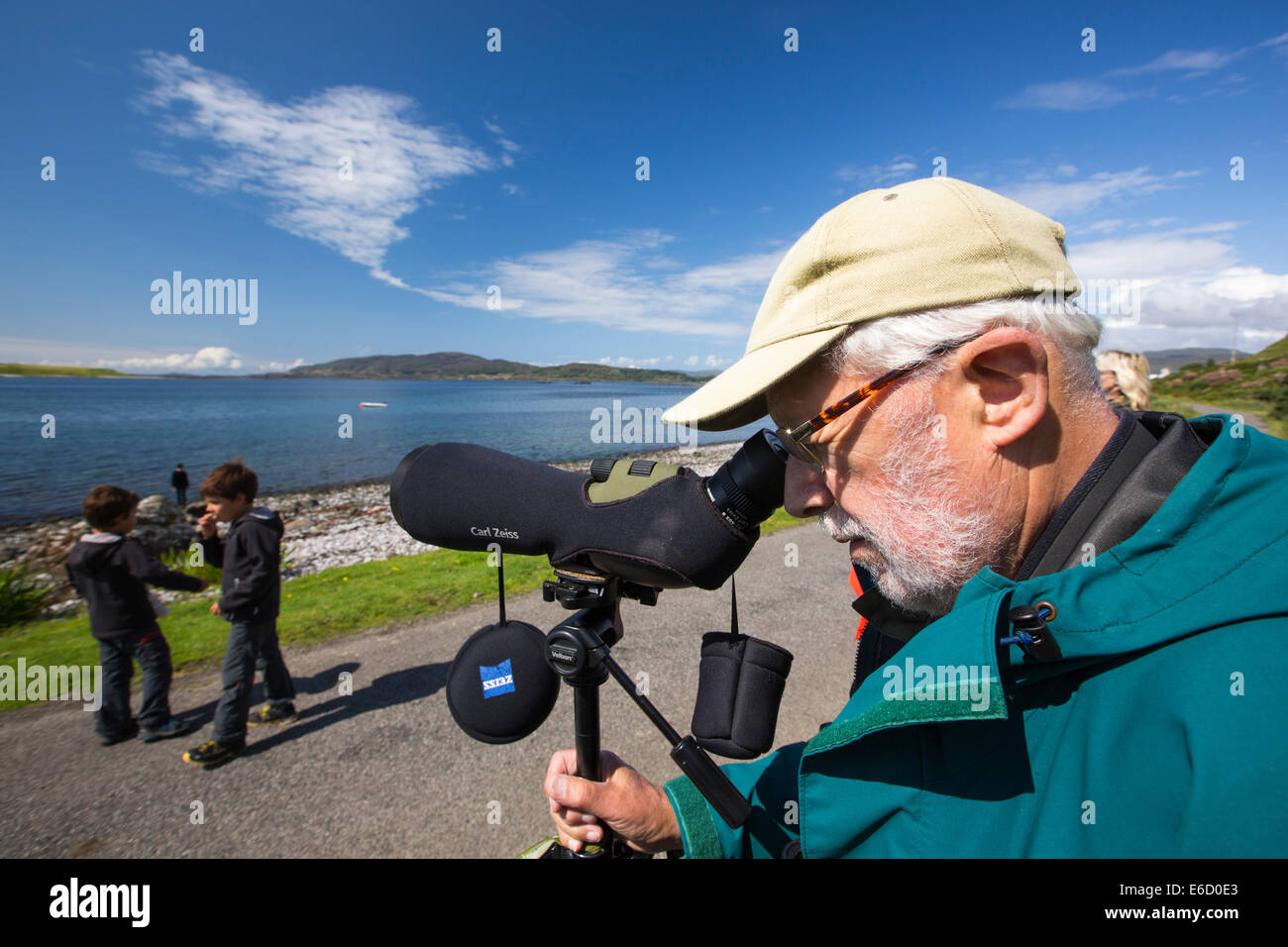 An Isle of Mull Wildlife tour showing the islands wildlife to tourists ...