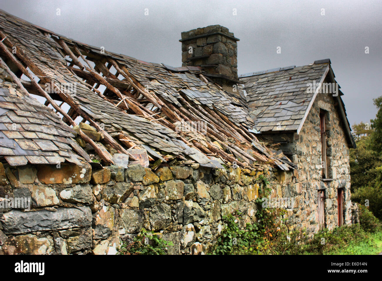 an old ruined stone barn in the rural countryside Stock Photo - Alamy
