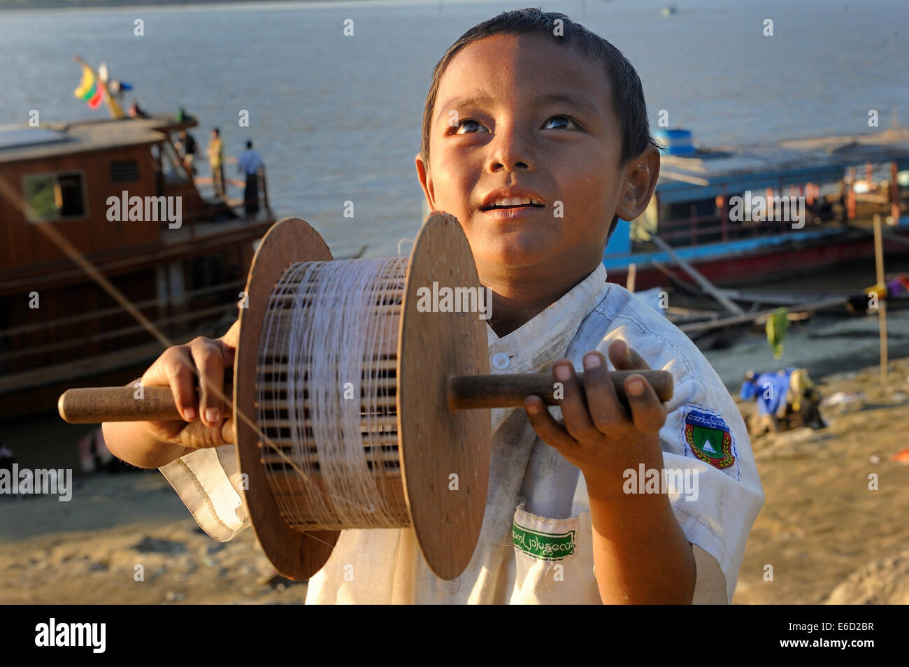 Boy flying a kite hi-res stock photography and images - Alamy