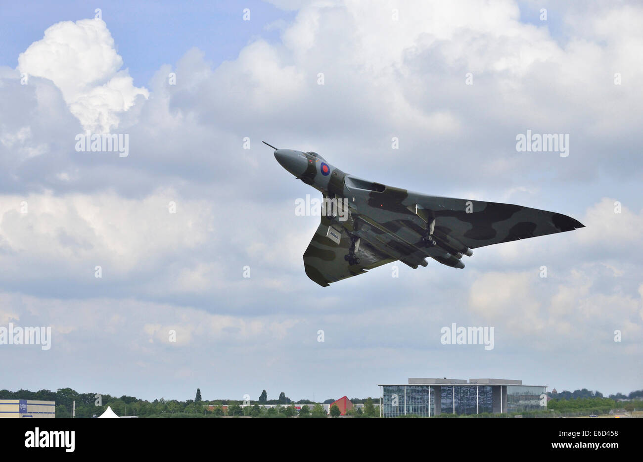 The world’s last remaining flying Avro Vulcan bomber in flight in what ...